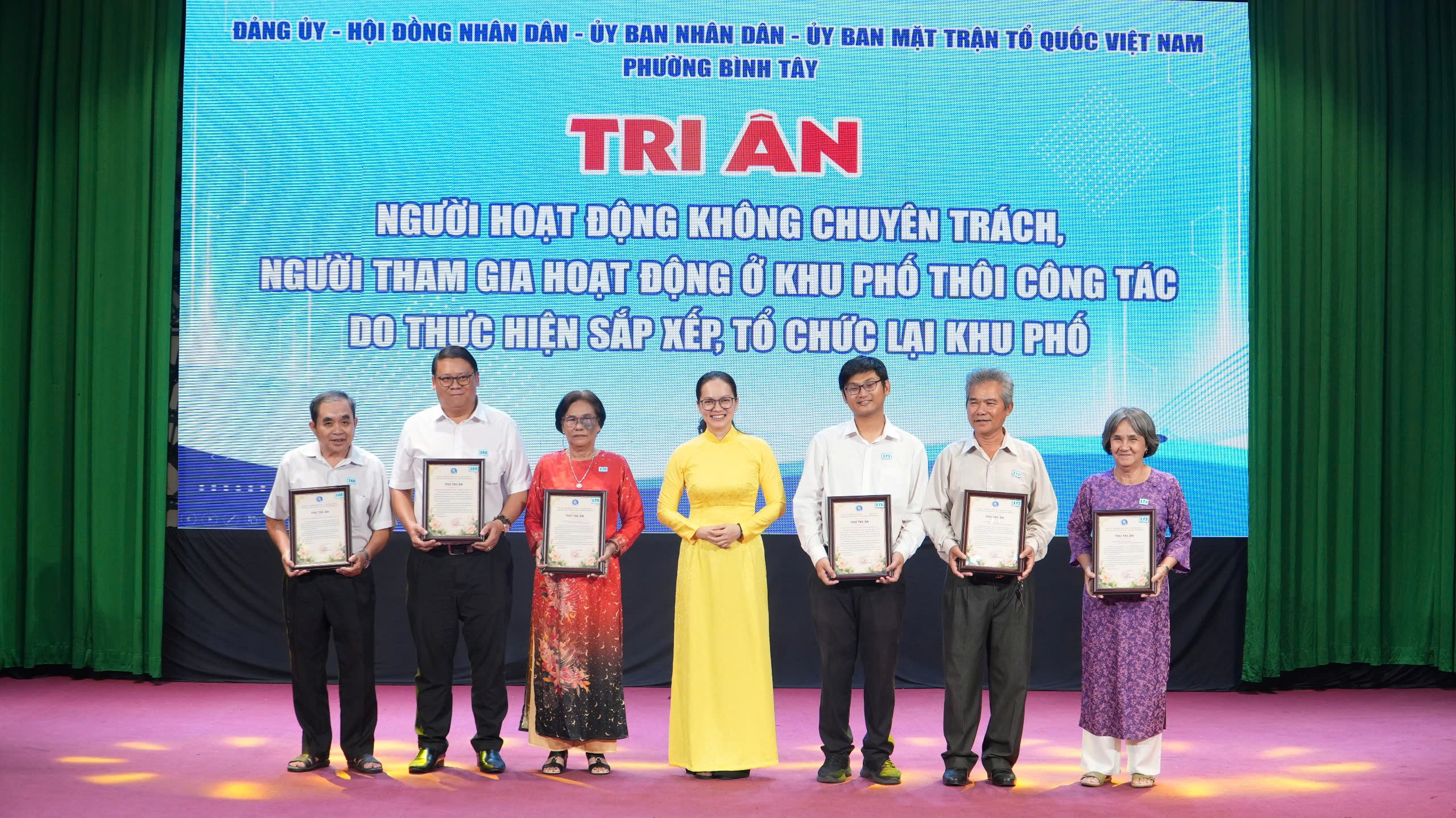 Bình Tây tổ chức Lễ công bố Nghị quyết sắp xếp, tổ chức lại khu phố ...
