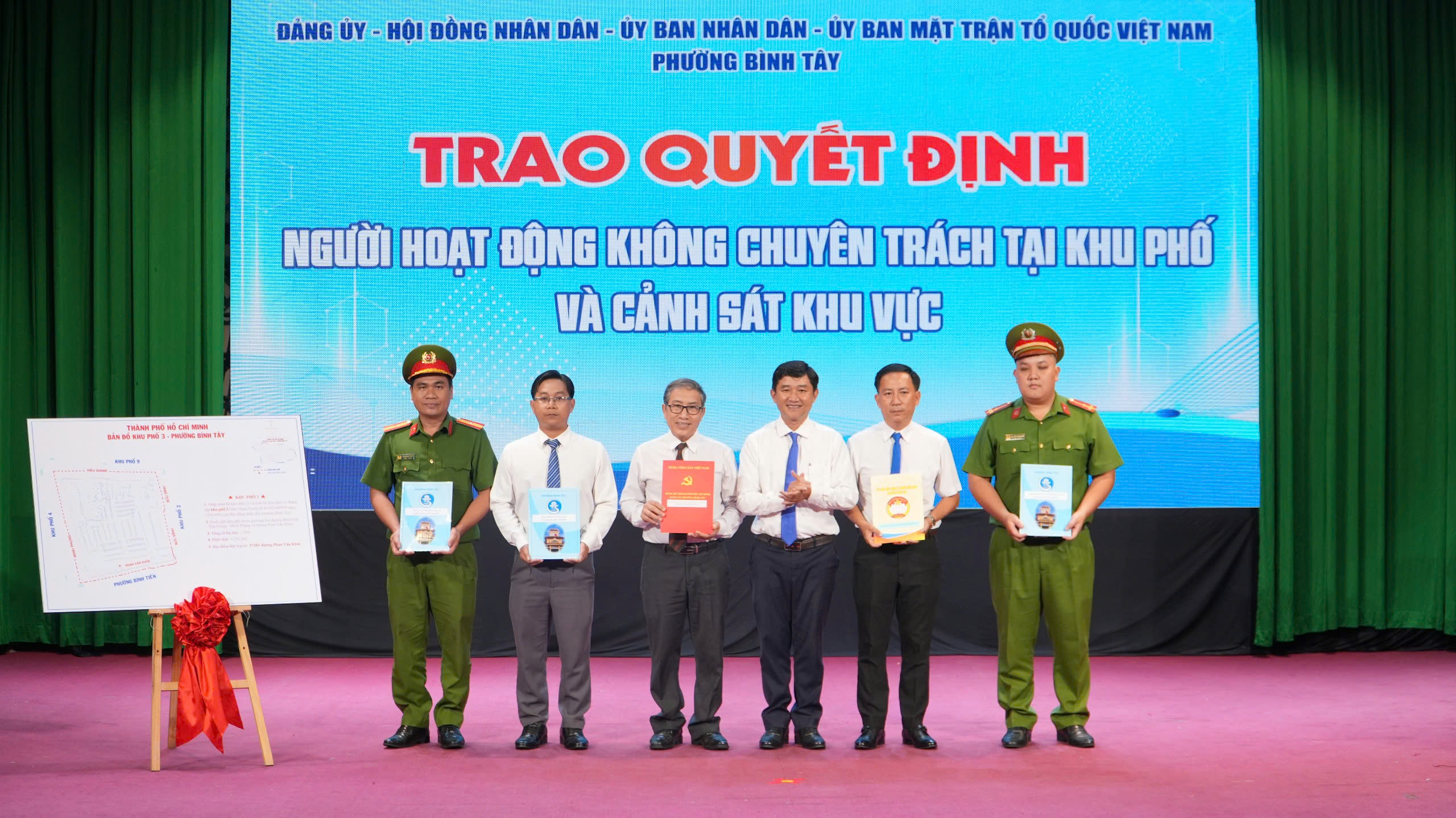 Bình Tây tổ chức Lễ công bố Nghị quyết sắp xếp, tổ chức lại khu phố ...